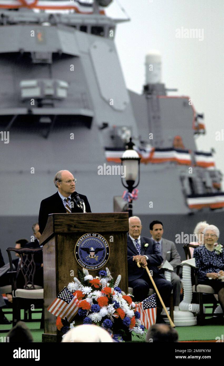 Pensionato ADM Arleigh Burke e sua moglie, Roberta, ascoltare come ...