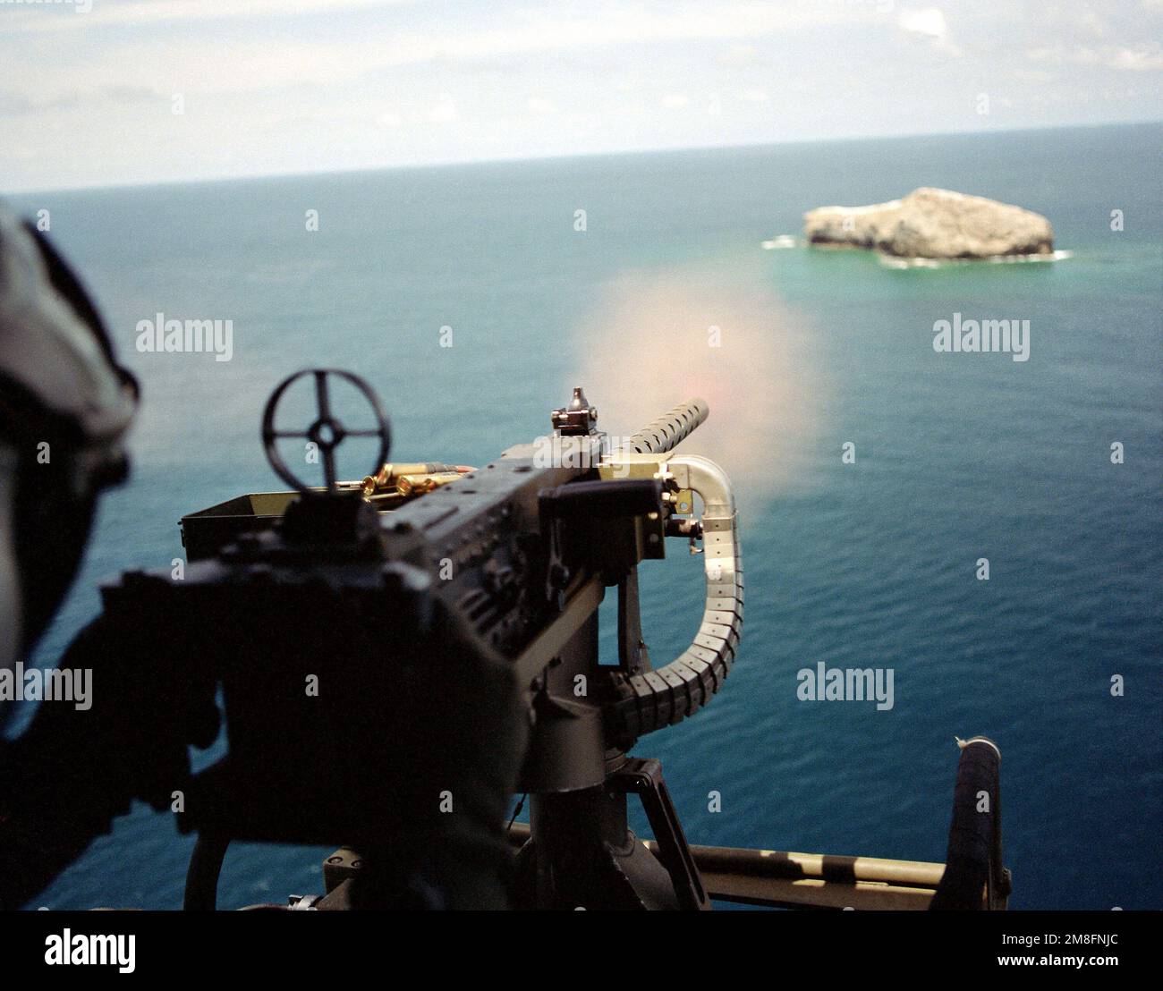 Un membro del Marine Utility/Attack Helicopter Squadron 367 (HML/A-367 ...