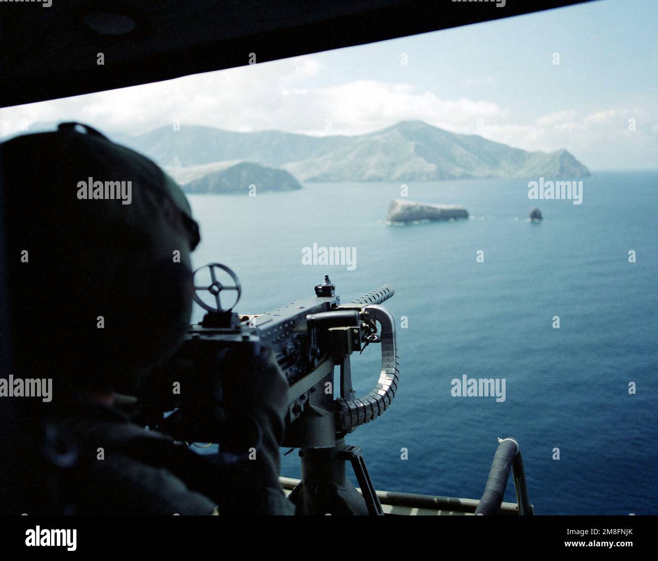 Un membro del Marine Utility/Attack Helicopter Squadron 367 (HML/A-367 ...