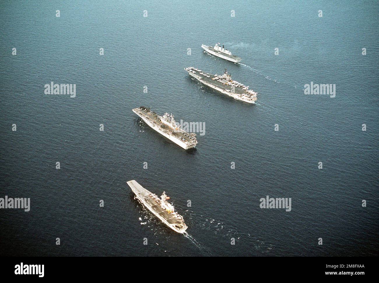 Quattro navi da tre nazioni navigano insieme durante l'esercizio NATO ...