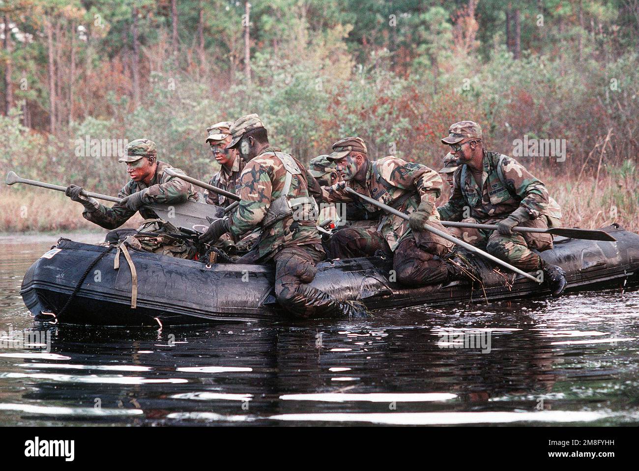 Gli airman della Combat Control School pagaiano una zattera durante l ...