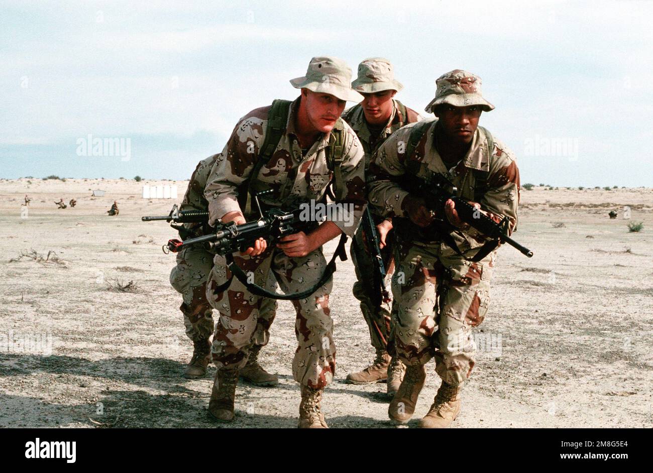 STATI UNITI I Marines della 22nd Marine Expeditionary Unit, uno con una ...