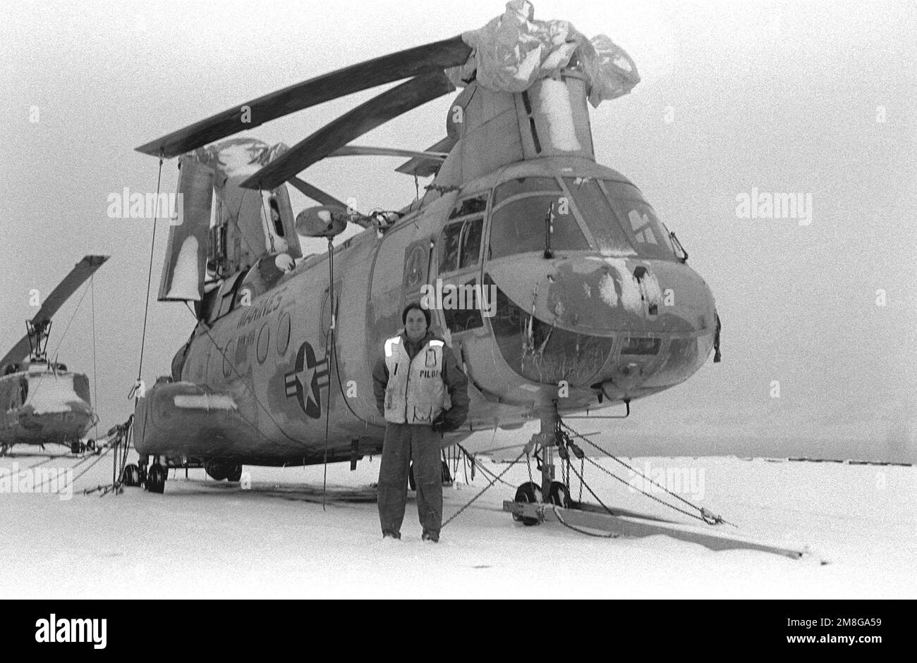 Un pilota sta in piedi nella neve profonda della caviglia mentre una ...