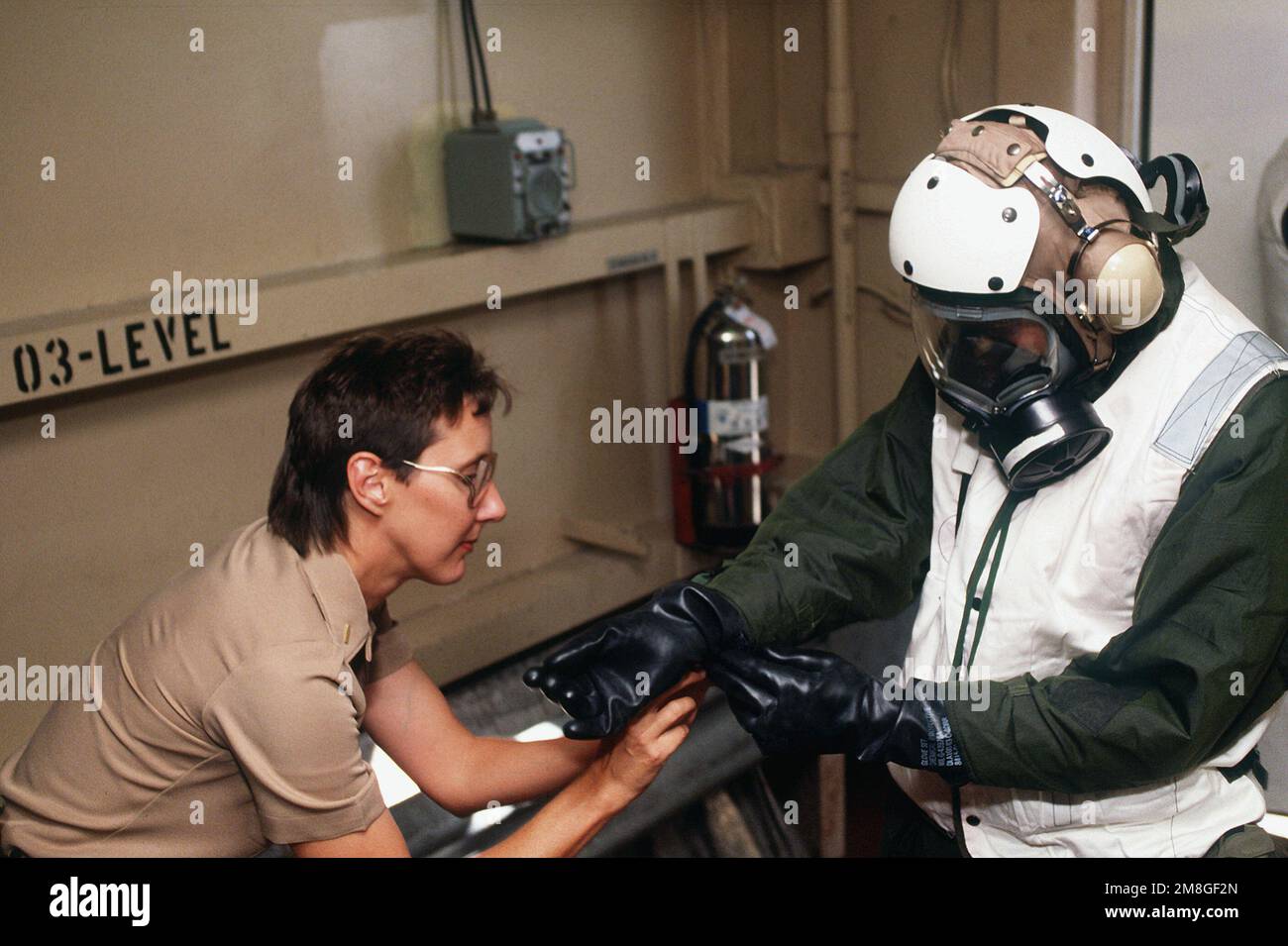 Un arruolarsi a bordo della nave militare dell'ospedale Sealift Command ...