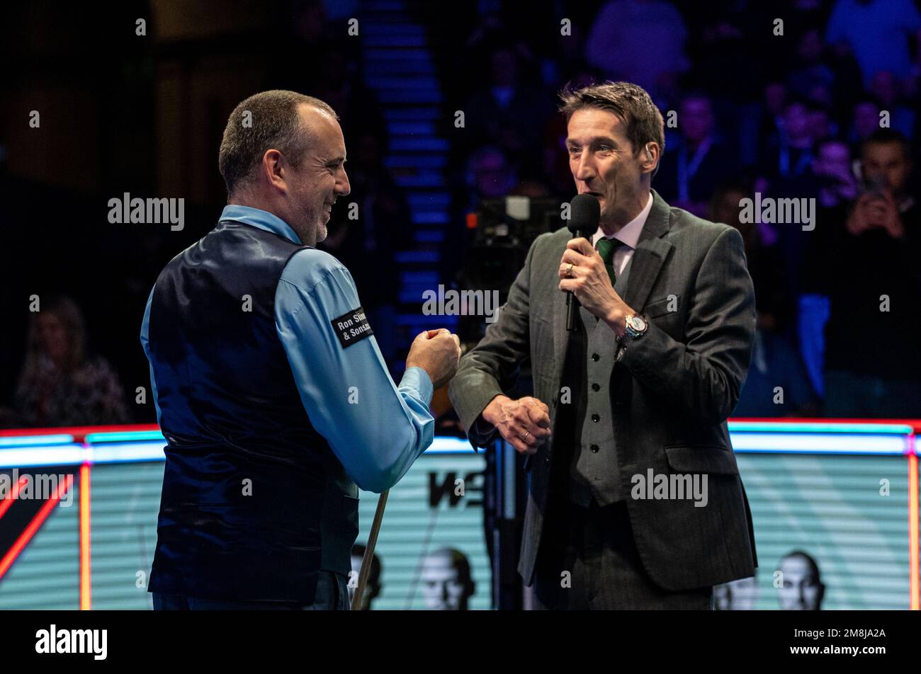 Mark Williams (a sinistra) parlando con il commentatore Rob Walker dopo ...