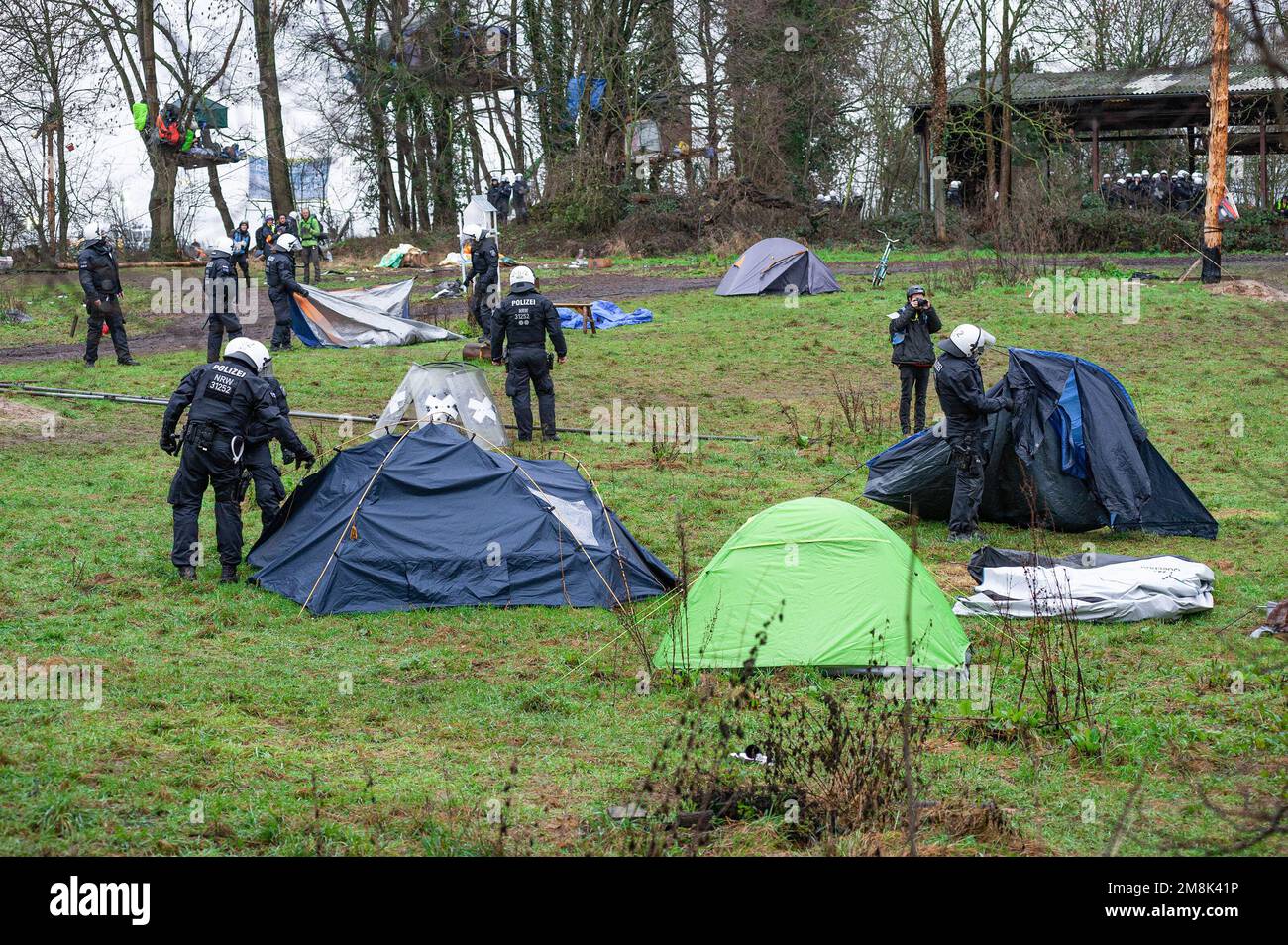 Lutzerath, Germania. 11th Jan, 2023. Polizia in RWE - Utopia villaggio ...