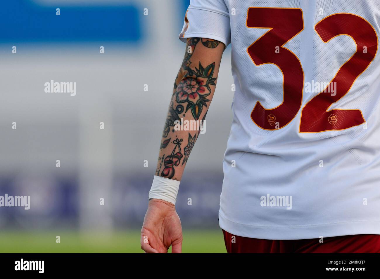 Dettagli tatuaggi di Elena Linari (COME Roma) durante il calcio ...