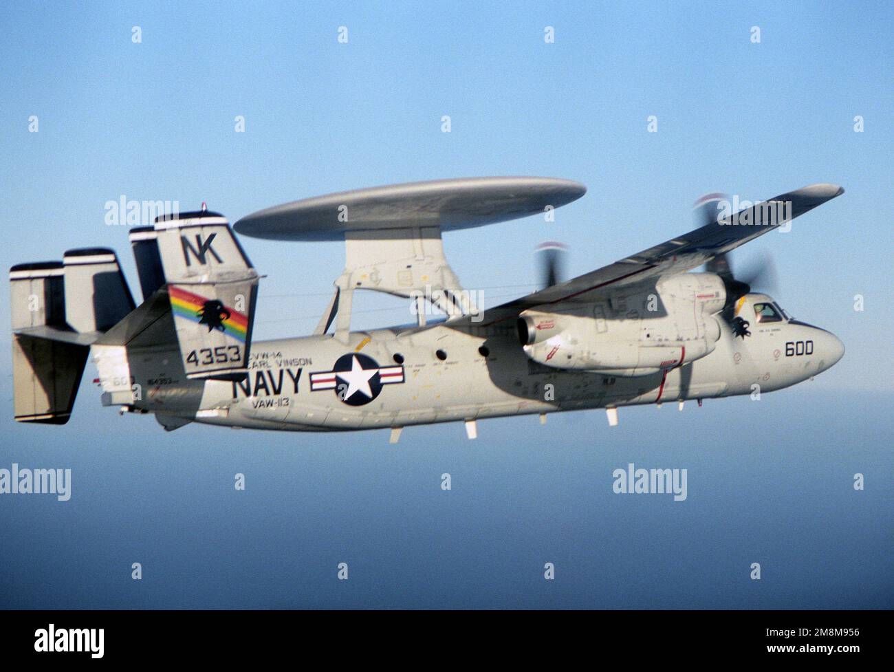 Vista a dritta, guardando in alto, di un e-2C Hawkeye, Gruppo II, dal ...