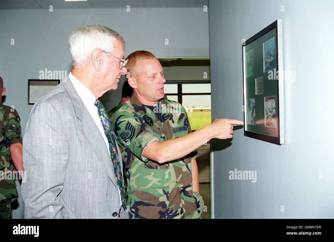 Il sergente tecnico dell'AERONAUTICA DEGLI STATI UNITI James M. Risse ...