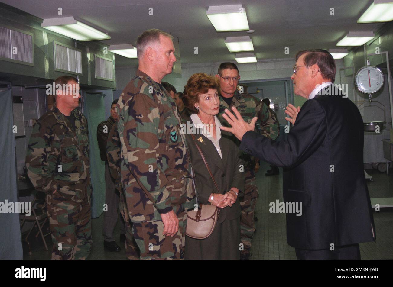Il Colonnello Sullivan 512th Airlift Wing Commander, il generale Ryan ...
