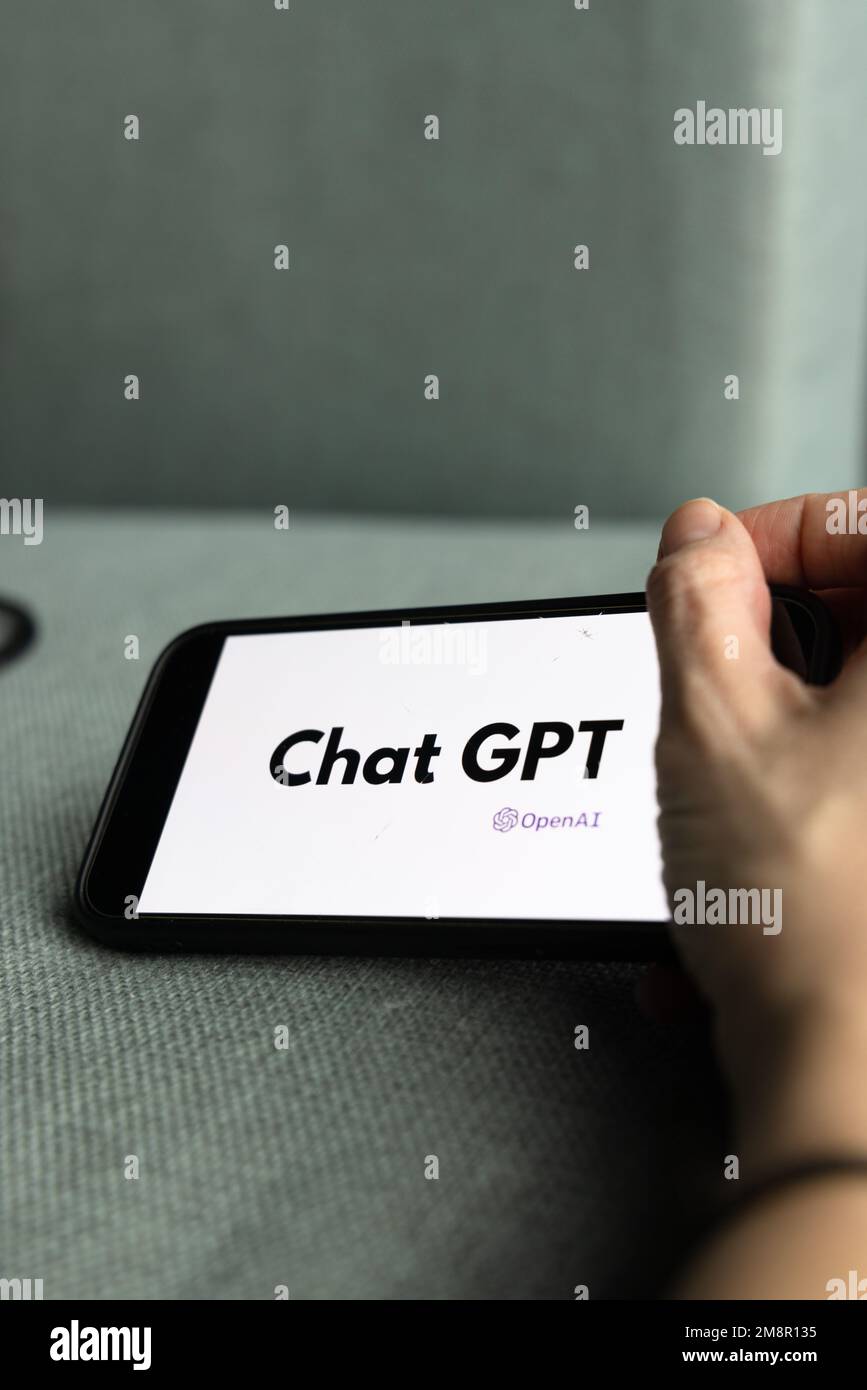 Mano da donna che tiene un iPhone con il logo OpenAI. ChatGPT e Chat bot cultura, intelligenza ...