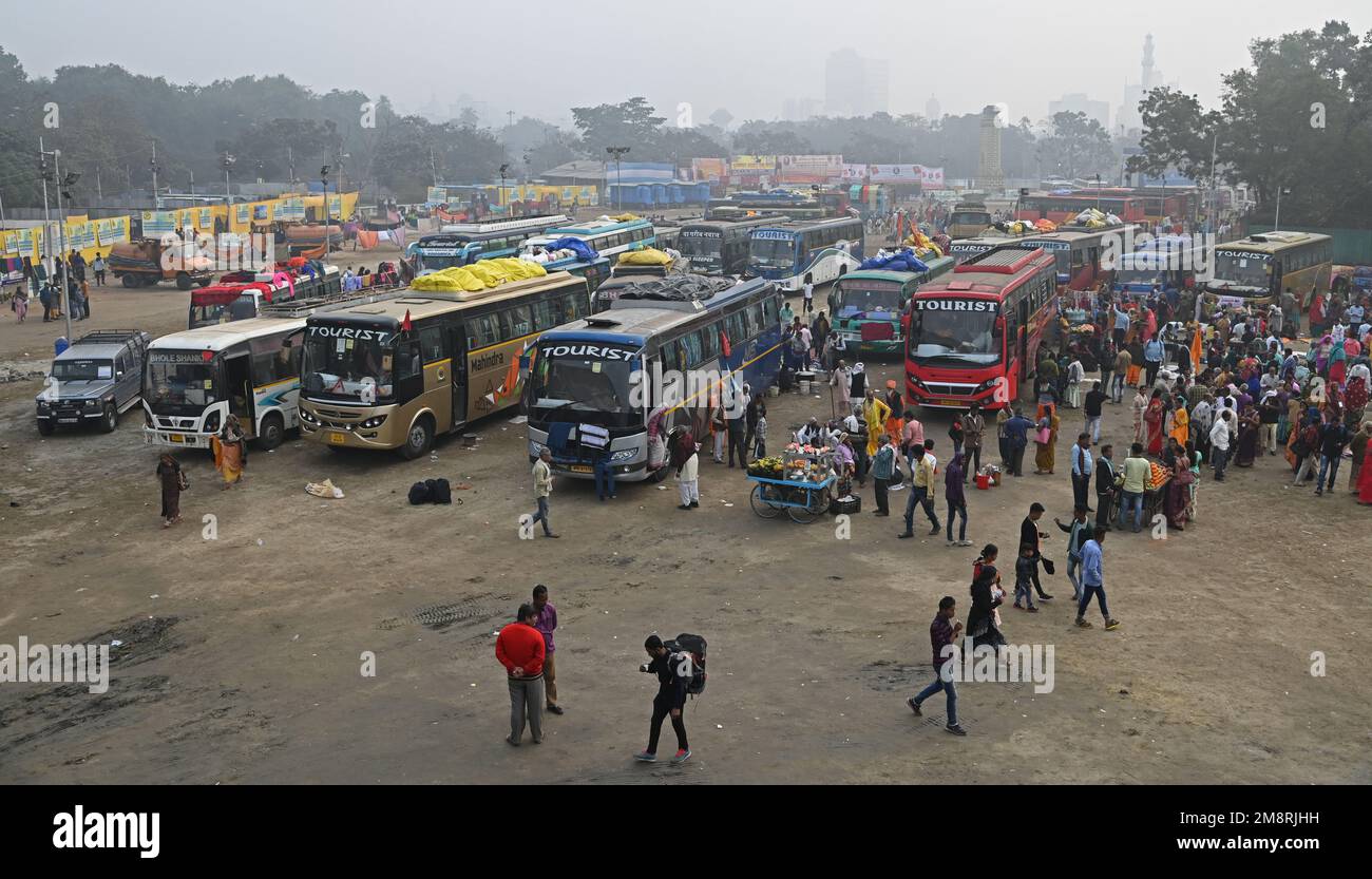 Kolkata, India. 15th Jan, 2023. (1/15/2023) gli autobus sono in coda ...