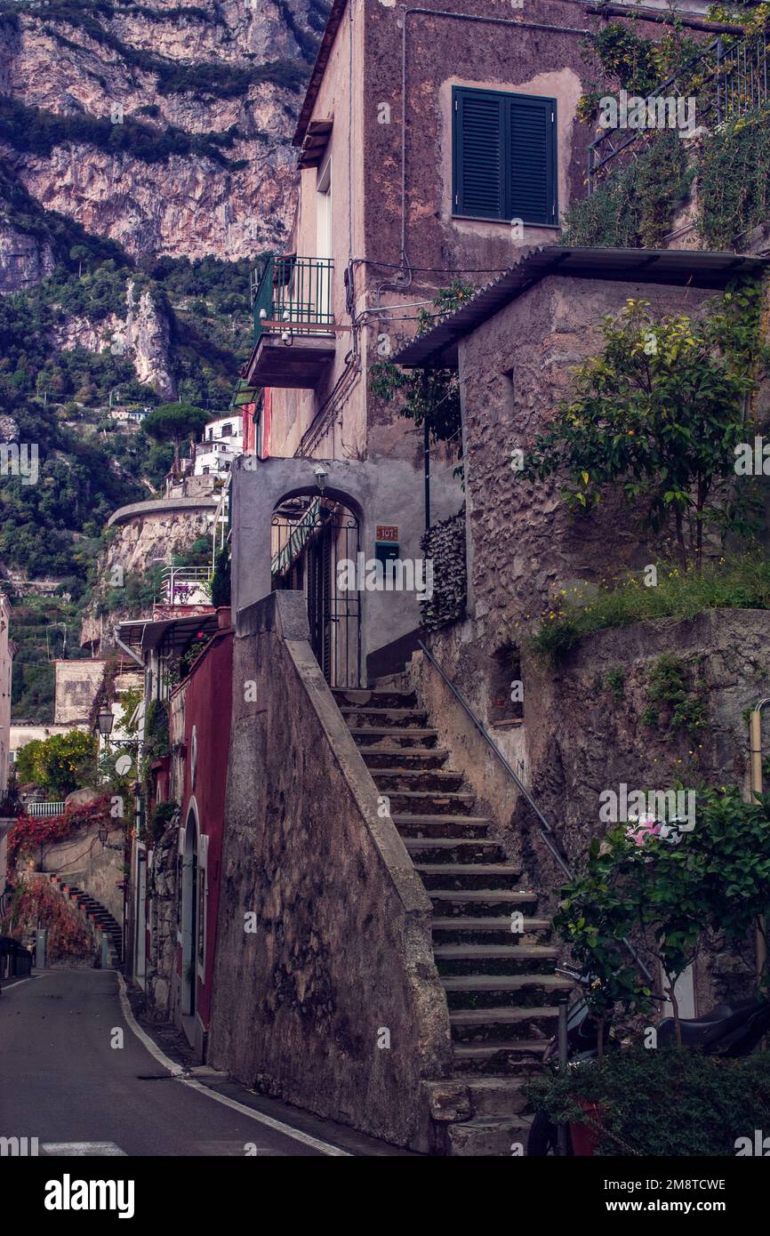 Le strette scale e le strade del villaggio turistico di Positano ...