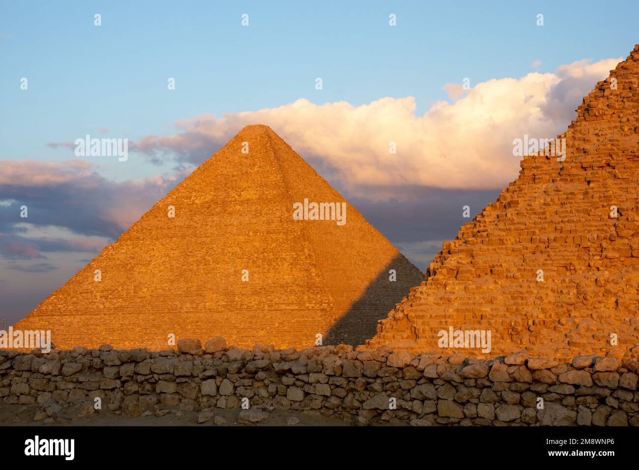 Parte della piramide di Khafre o di Chefren e Grande Piramide di Giza ...