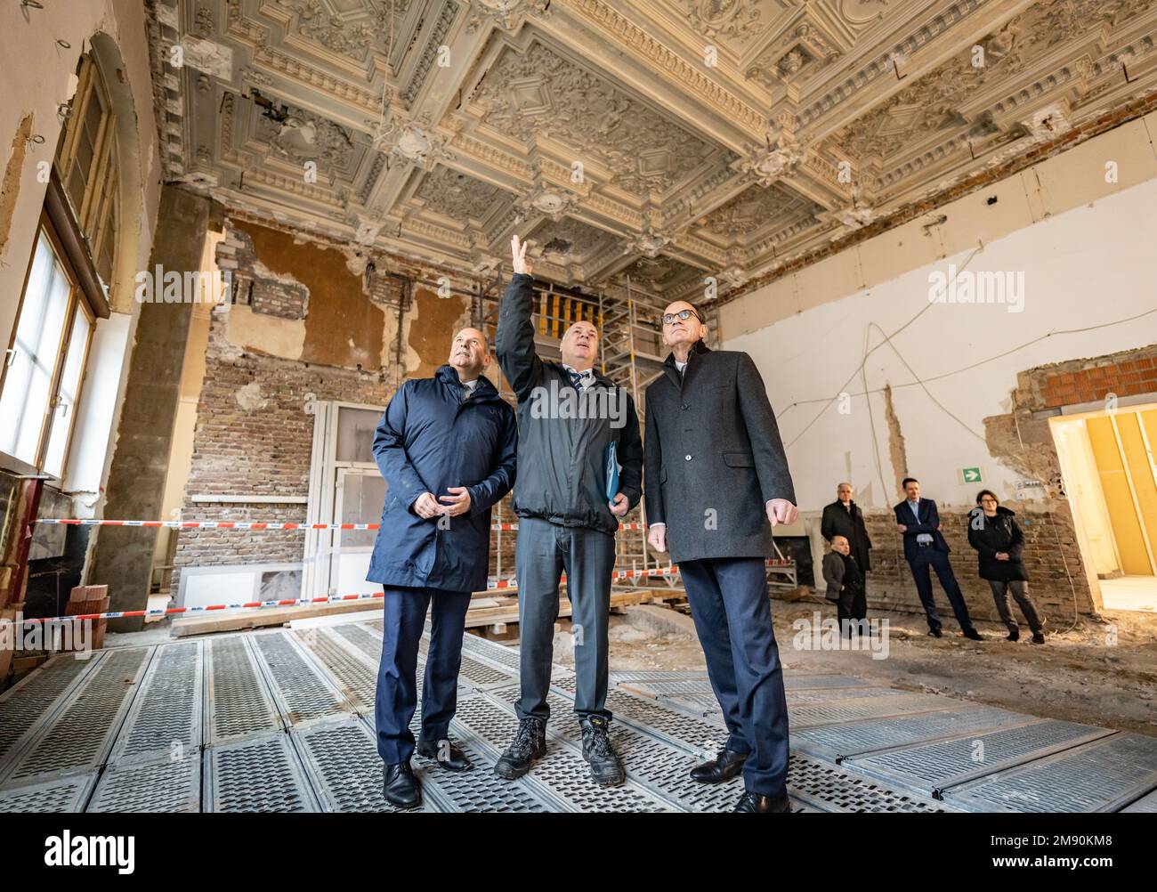 16 gennaio 2023, Hessen, Francoforte sul meno: Thomas Platte (centro ...