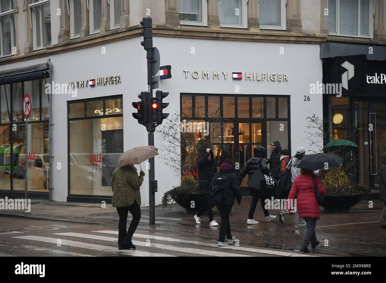Copenaghen/Danimarca/17 Gennaio 2023/le persone camminano nelle piogge ...