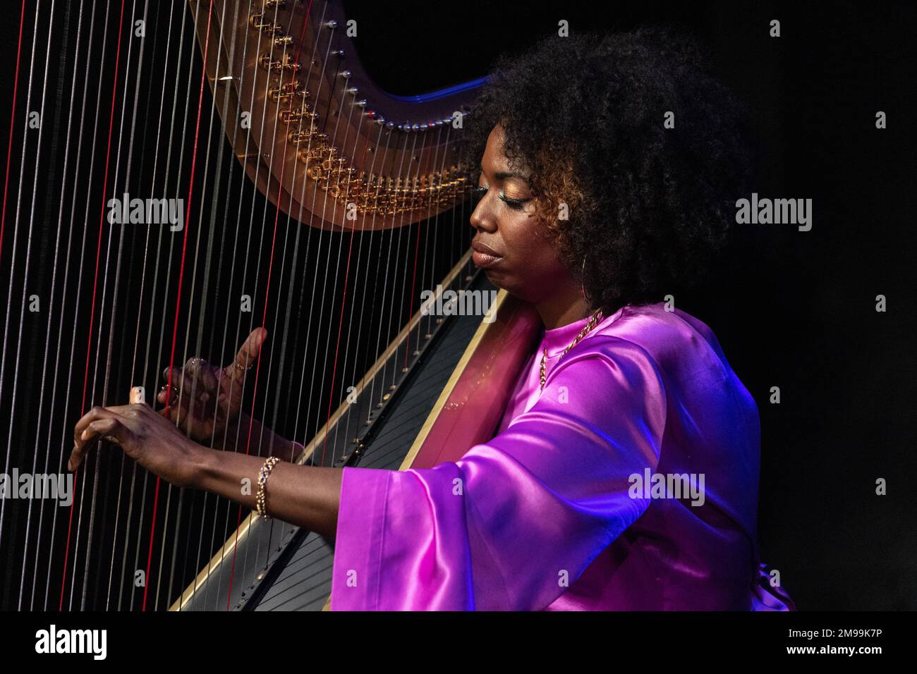 Brandee Younger suona con una band durante il Winter JazzFest ...