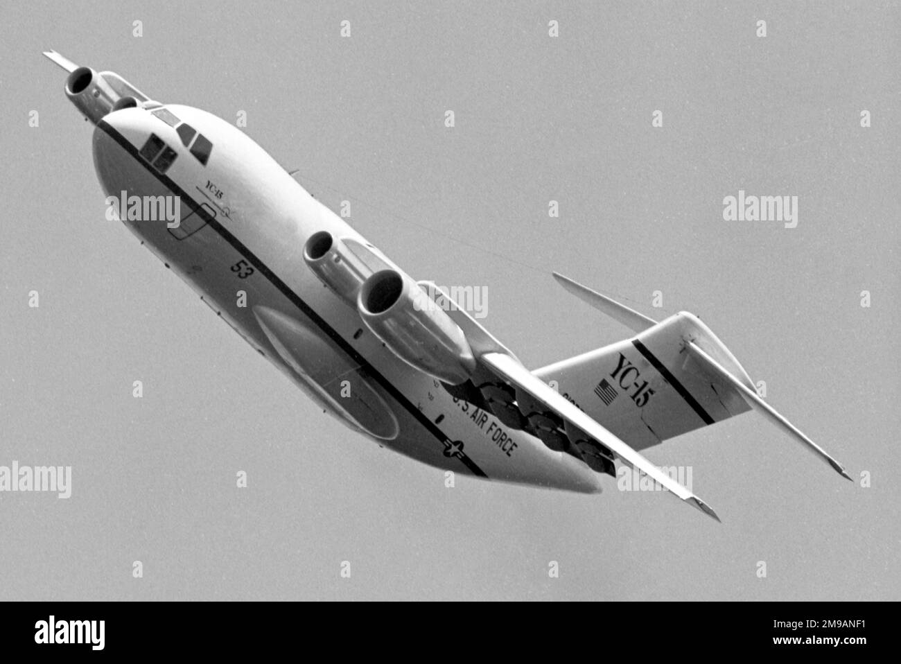 McDonnell Douglas YC-15 72-1875 '53', visto al RAF Mildenhall, con un ...