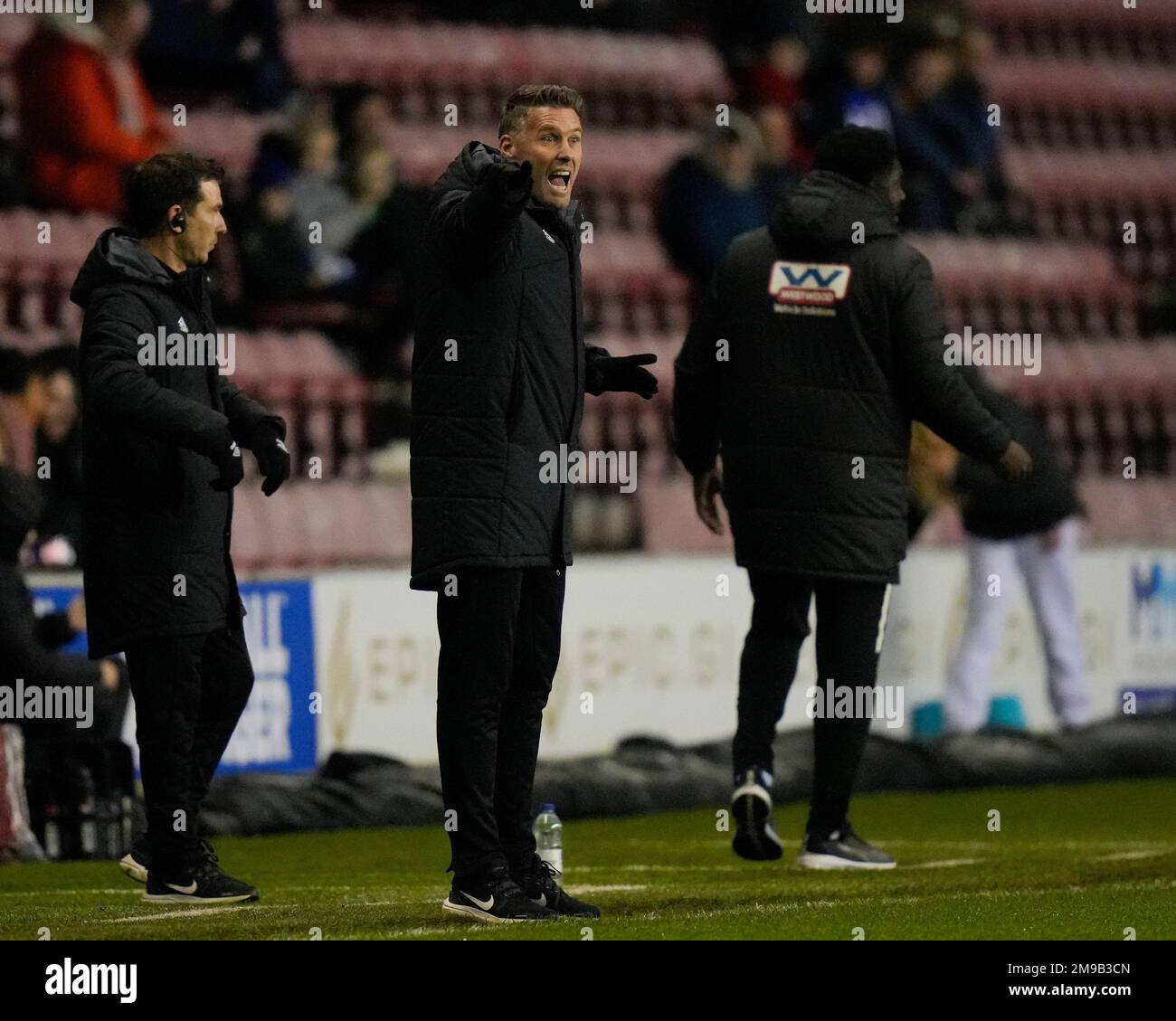 Rob Edwards Manager di Luton Town urla istruzioni durante la partita di ...