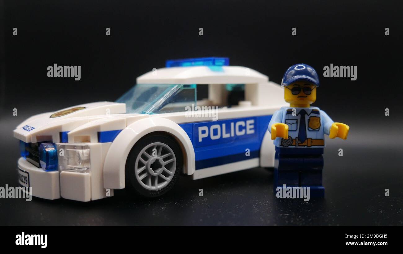 Mini figura lego uomo della polizia immagini e fotografie stock ad alta ...