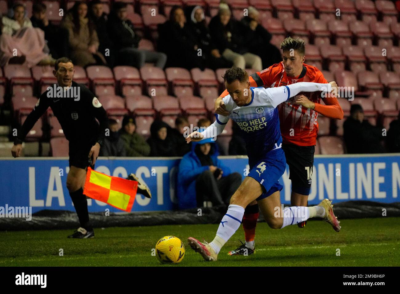 REECE Burke #16 di Luton Town compete per la palla con Tom Naylor #4 di ...