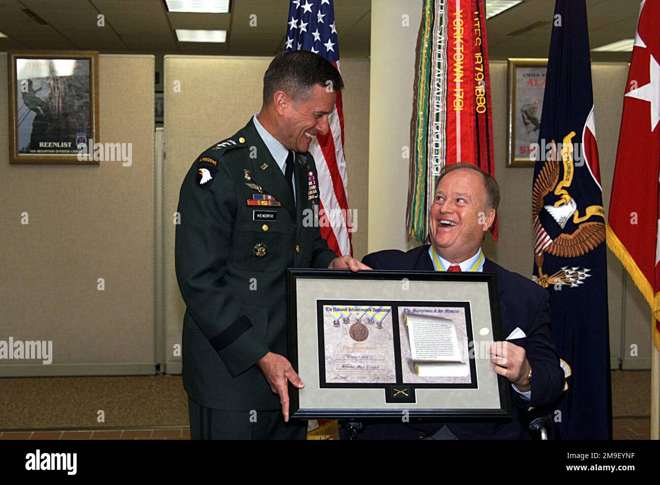 Il generale dell'esercito AMERICANO John W. Hendrix, comandante del ...