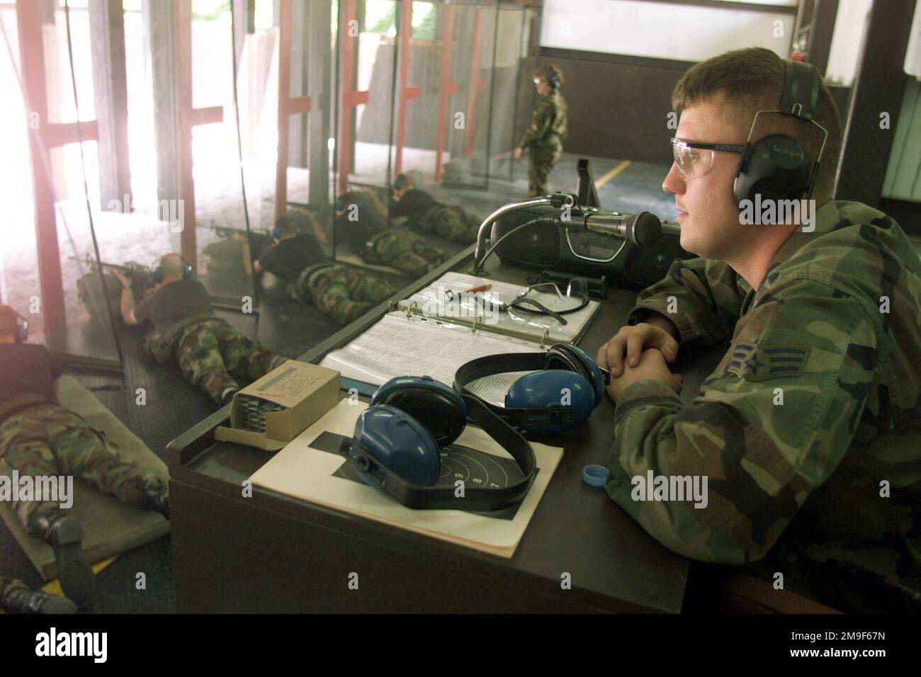 Profilo lato sinistro ripresa ravvicinata media con il senior AIRMAN ...