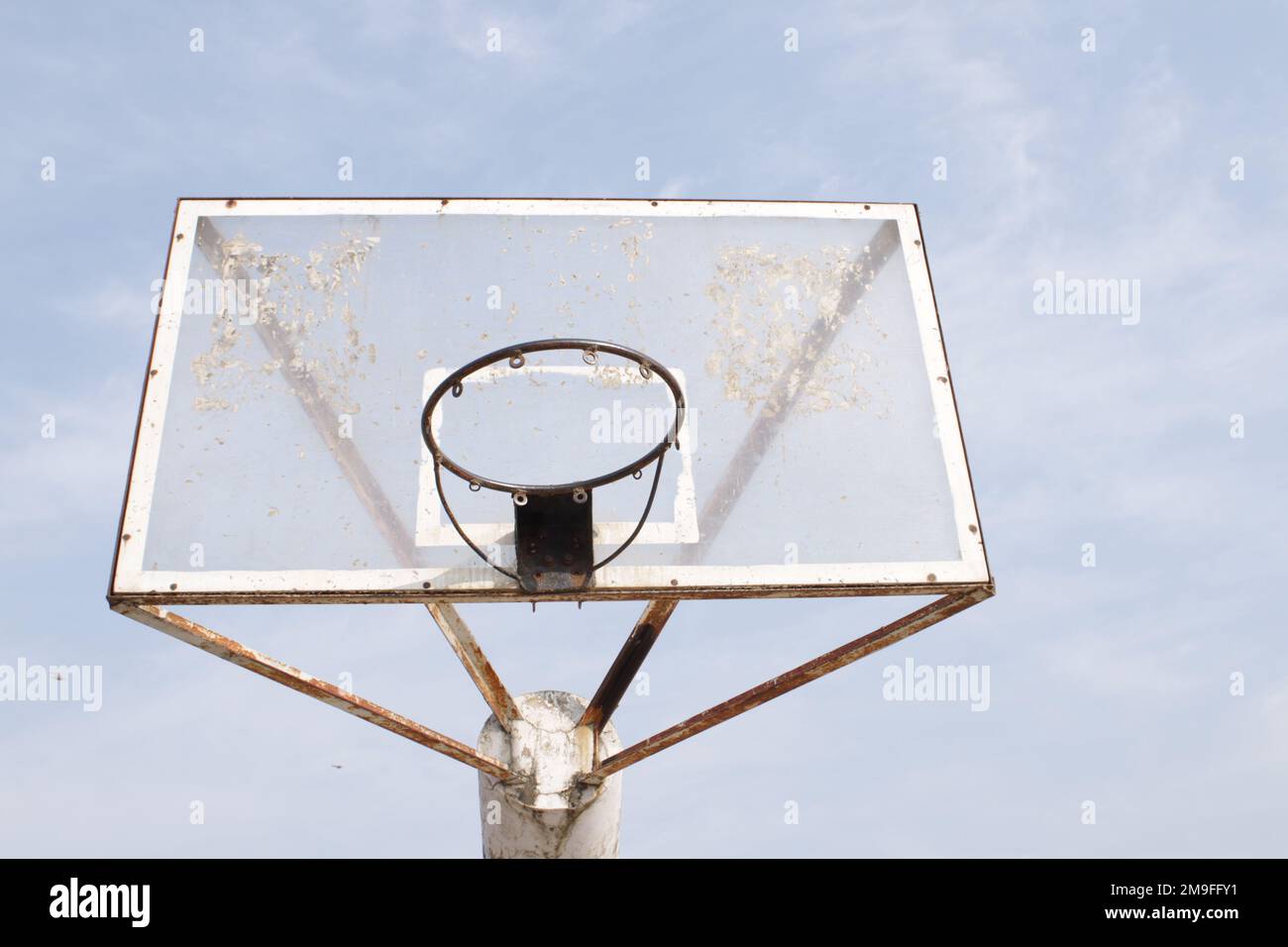 Canestro e tabellone da basket trascurati immagini e fotografie stock ...