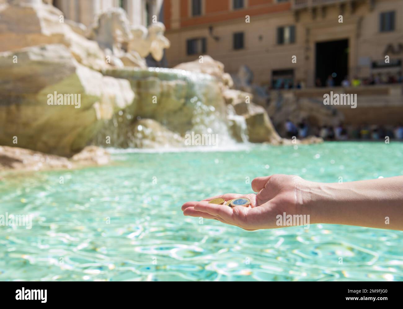 Ragazza che lancia moneta alla Fontana di Trevi per Buona fortuna. Mani ...