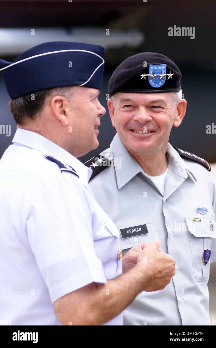 Il generale John Jumper, Comandante, comando di combattimento aereo, a ...