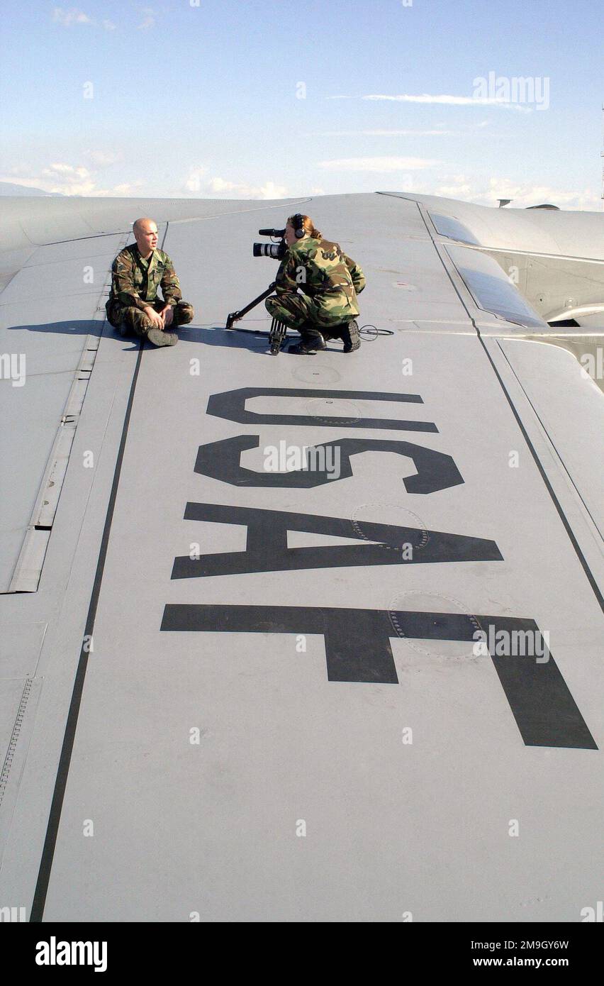 IL SERGENTE Angela Evans, US Air Force (USAF), (a destra), videografo ...