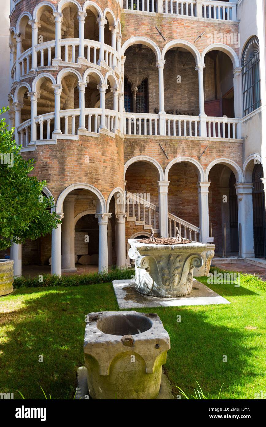 Scala Contarini del Bovolo (Palazzo Contarini del Bovolo) a Venezia. Il ...