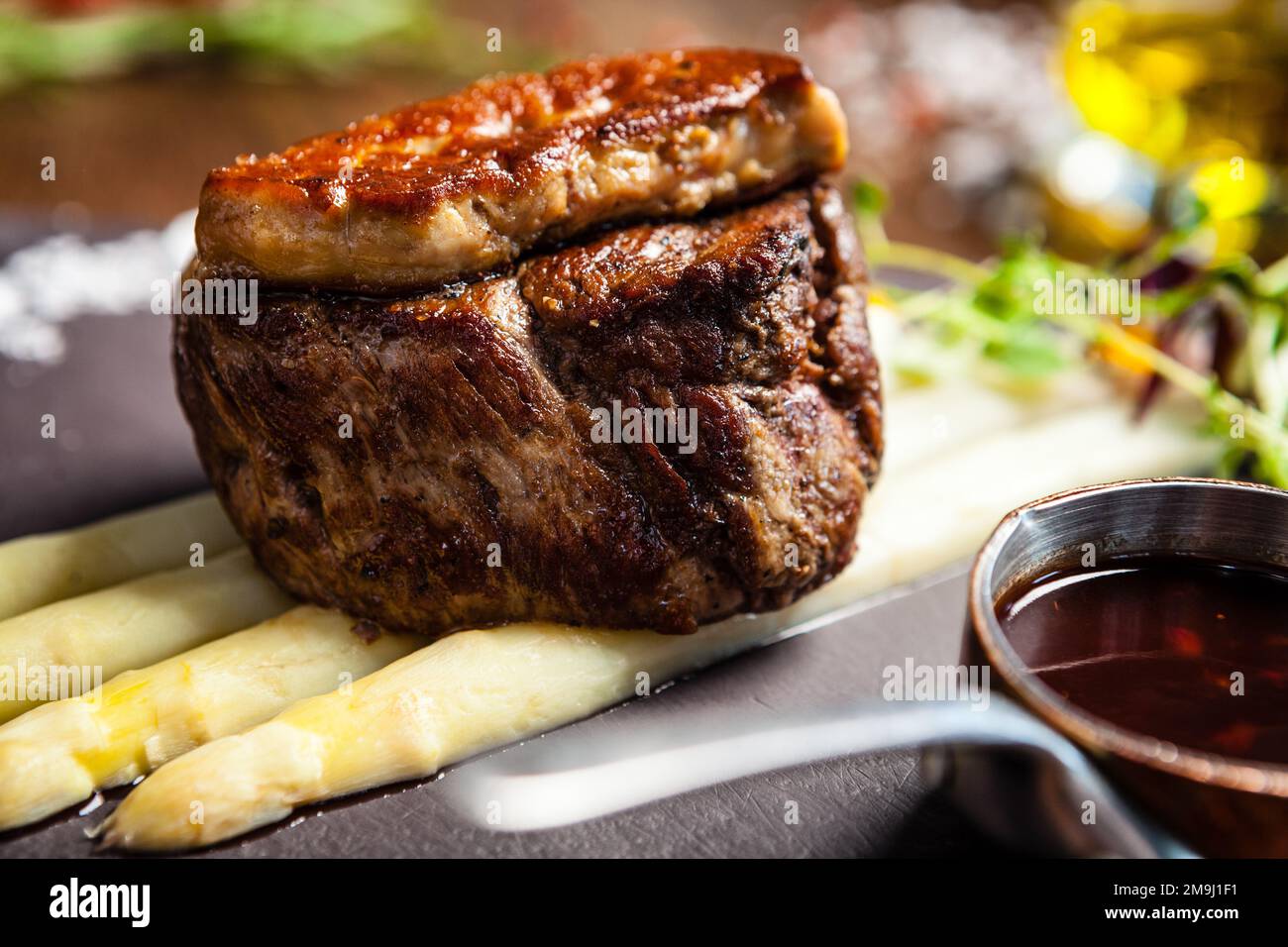 Tournedos Rossini. Foie gras, filetto di manzo all'Angus nero, asparagi ...