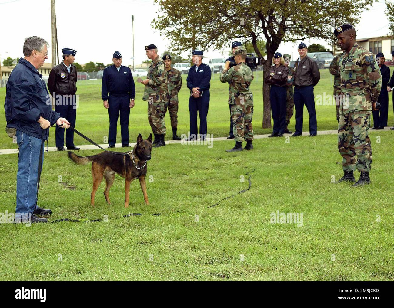 [Base dell'aeronautica militare di Lackland]. Durante una dimostrazione ...