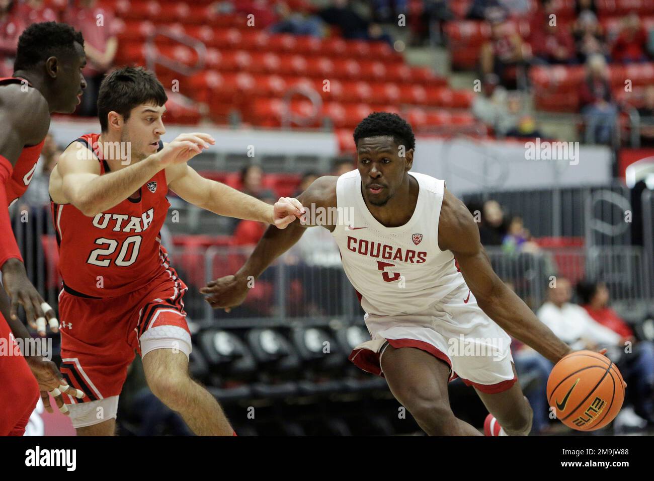 Washington State guard TJ Bamba (5) drives the ball while defended by ...
