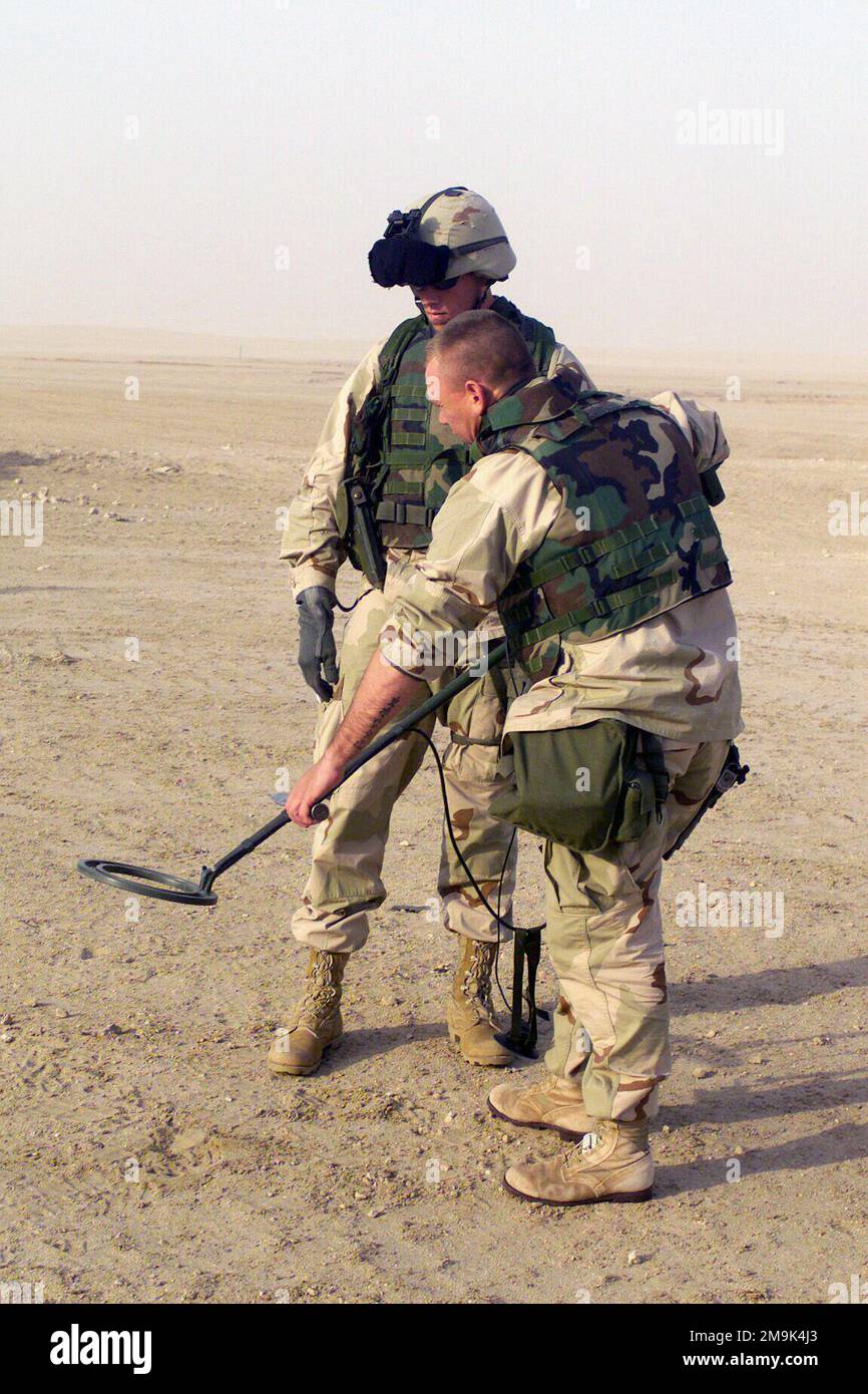 GUNNERY Sergeant (GYSGT) Keith Mrozinski istruisce un Marine di Charlie ...