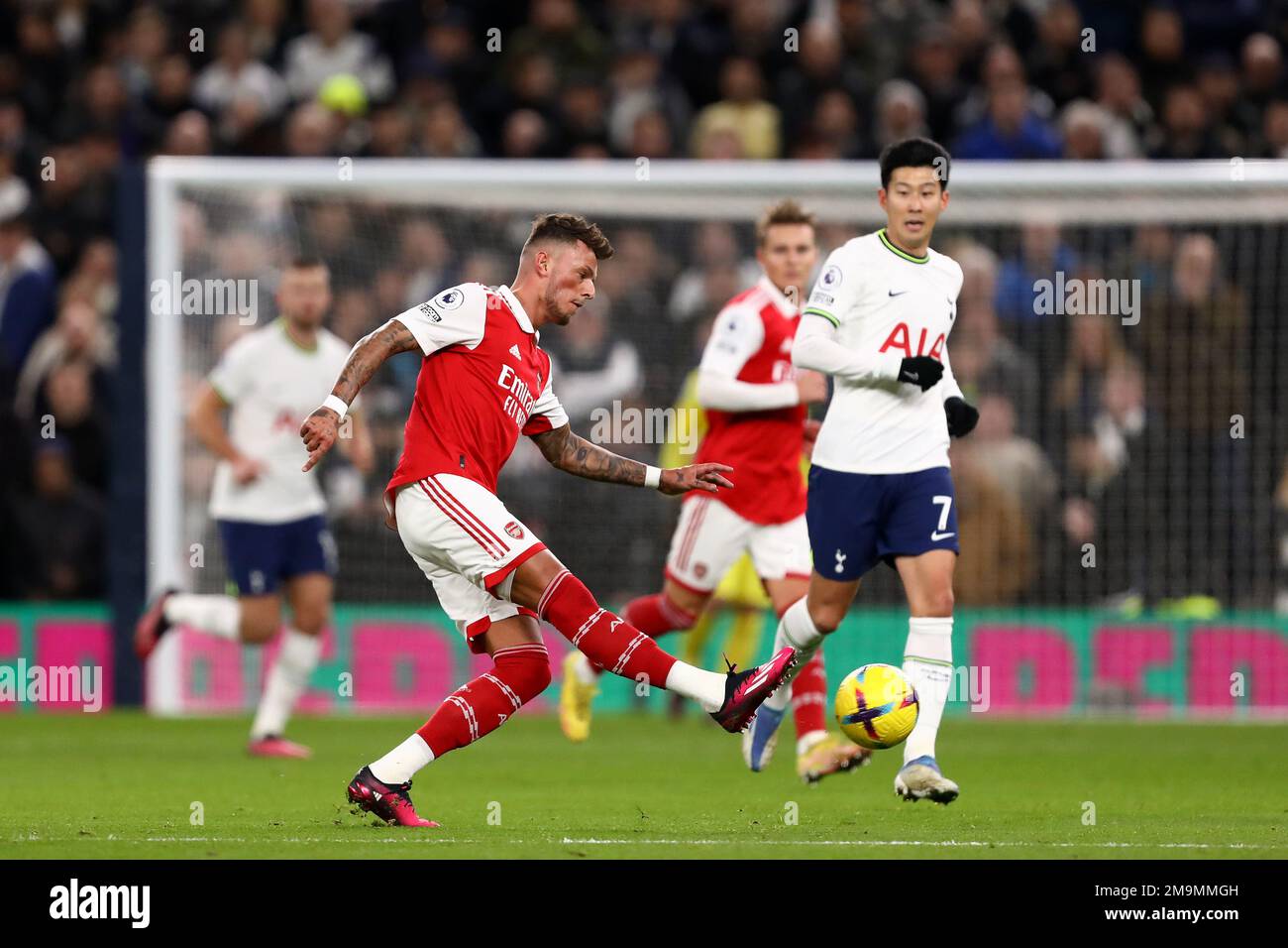 Ben White of Arsenal libera la palla - Tottenham Hotspur v Arsenal ...
