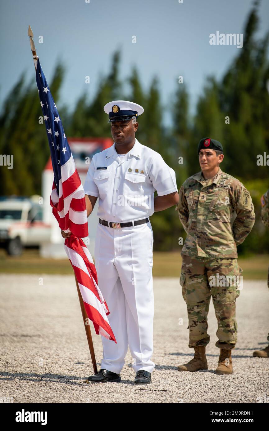 Il membro della Guardia Costiera del Belize detiene la bandiera degli ...