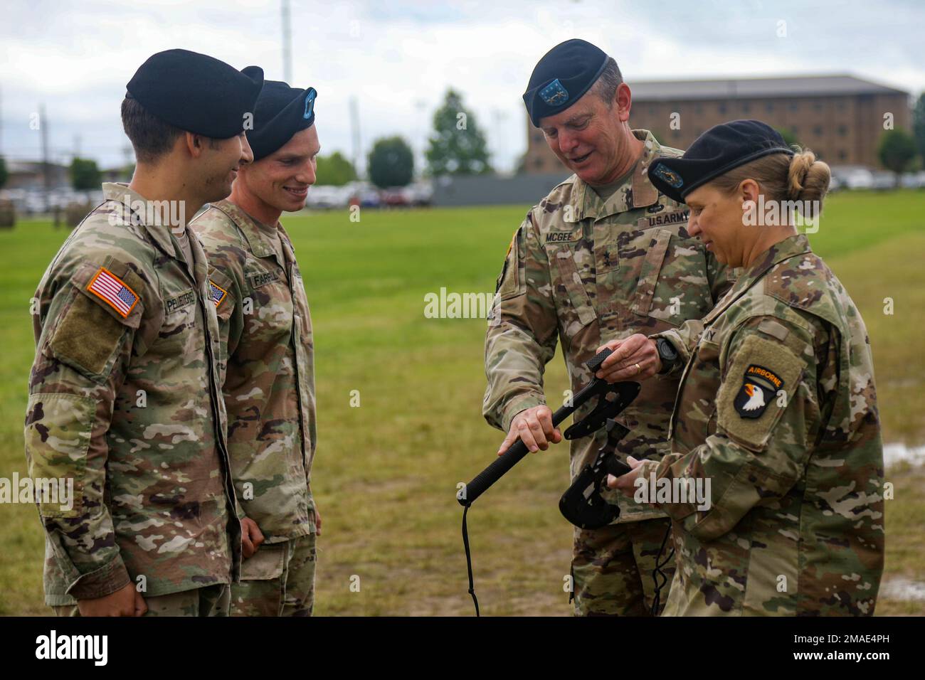 Il generale di comando JP McGee e il comandante Sgt. Maggiore Veronica Knapp, sergente di ...
