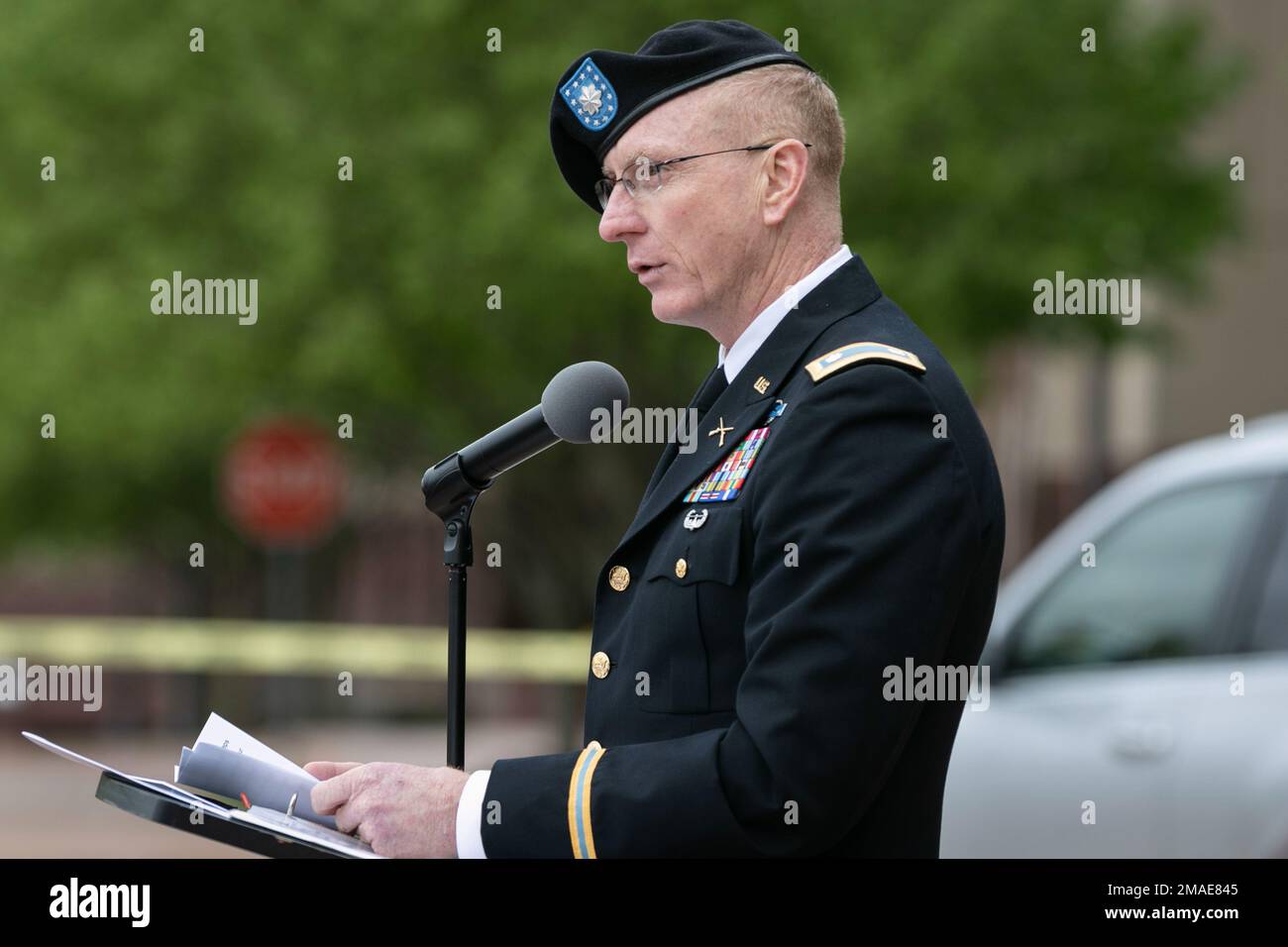 Il Lt. Col Jacob Helgestad parla durante un evento di raccolta e ...