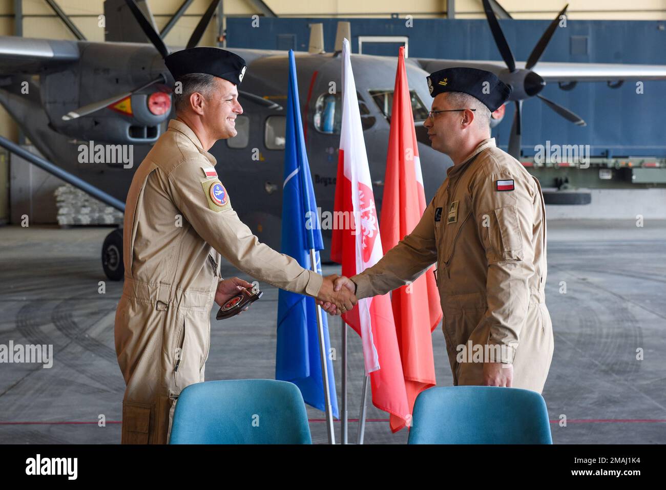 Blu marino polacco Lt. CMdR. Tomasz Kozlowski (a destra), comandante ...