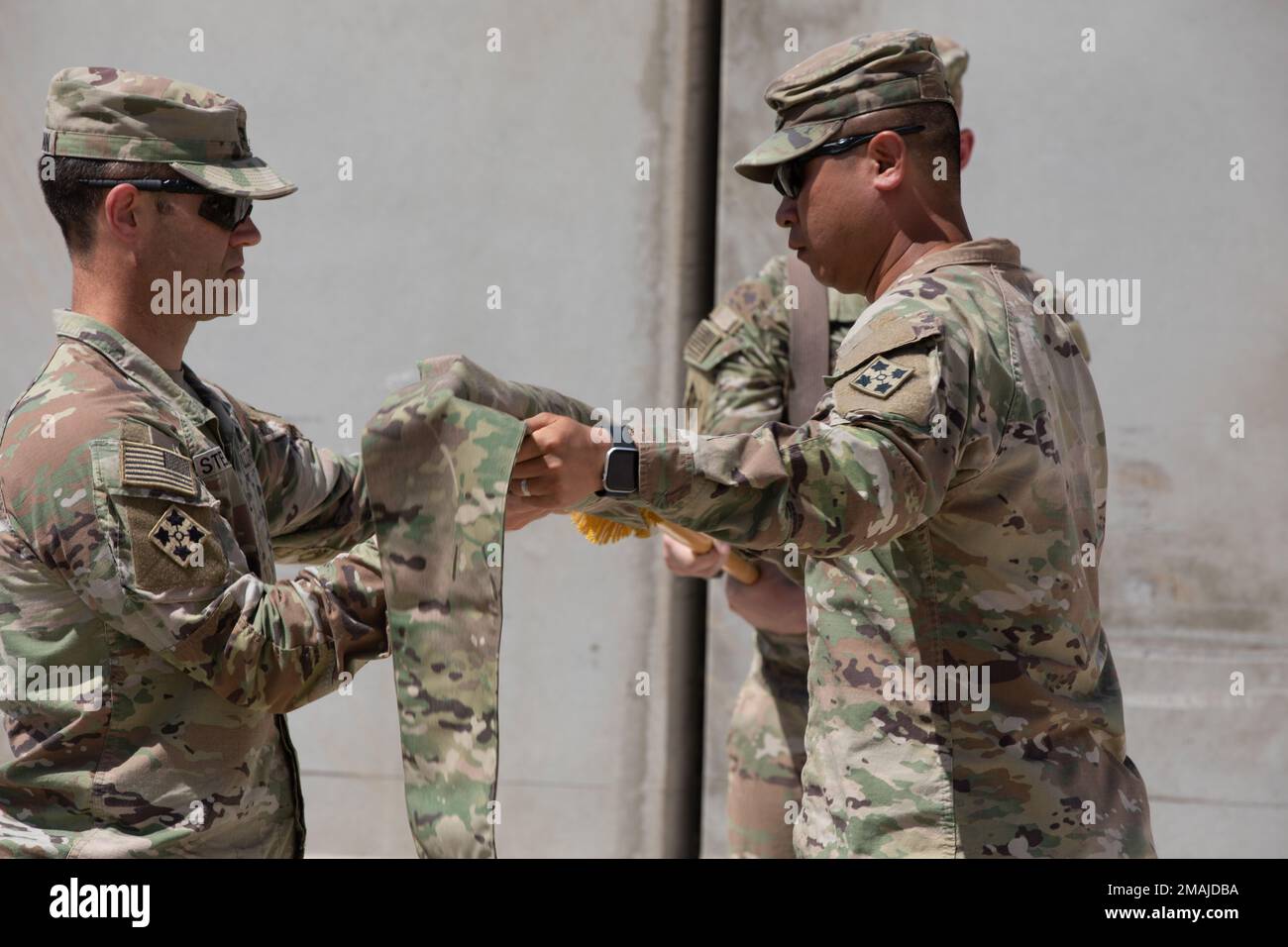 Mark Steadman (sinistra) e il comando Sgt. Major Hao Sun (destra), i ...