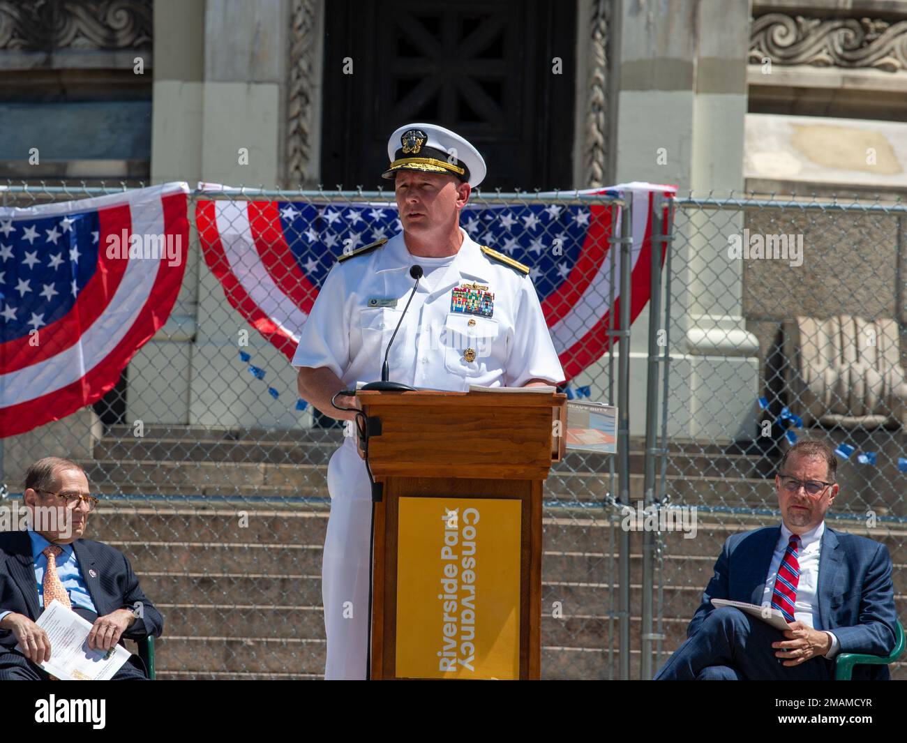Scott F. Robertson, comandante del Carrier Strike Group 2, interviene ...