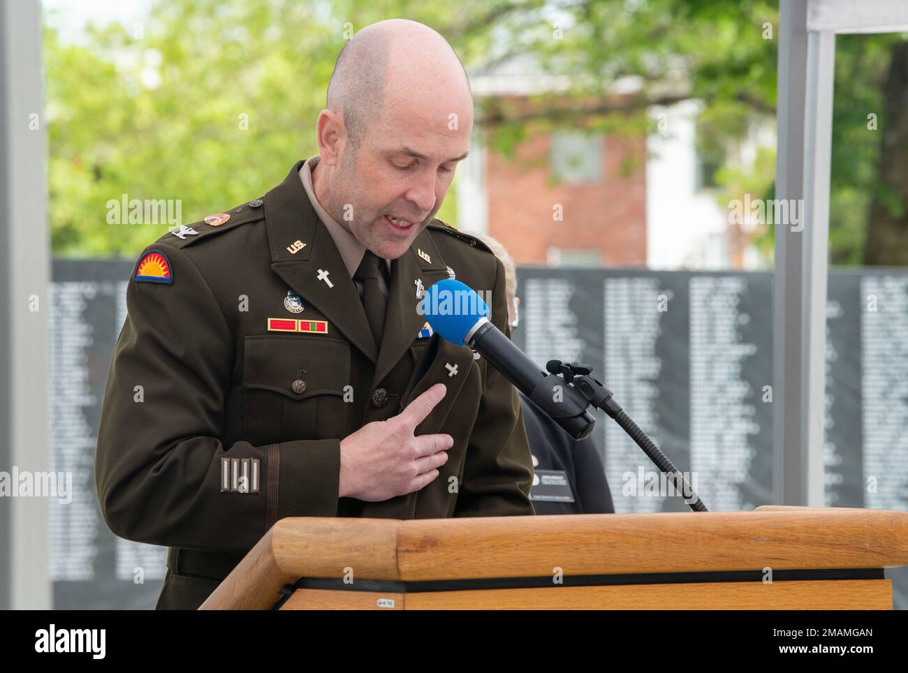 Oregon Army National Guard Chaplain [col] Jacob Scott consegna l ...
