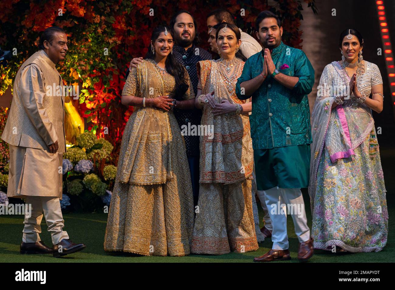 MUMBAI, INDIA - GENNAIO 19: (Da L a R) Mukesh Ambani, Radhika Merchant ...