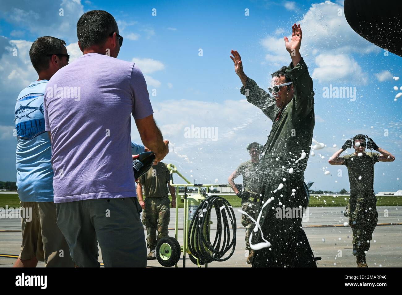 Il Major Troy Martin, pilota di 155th Air Refueling Wing, festeggia ...