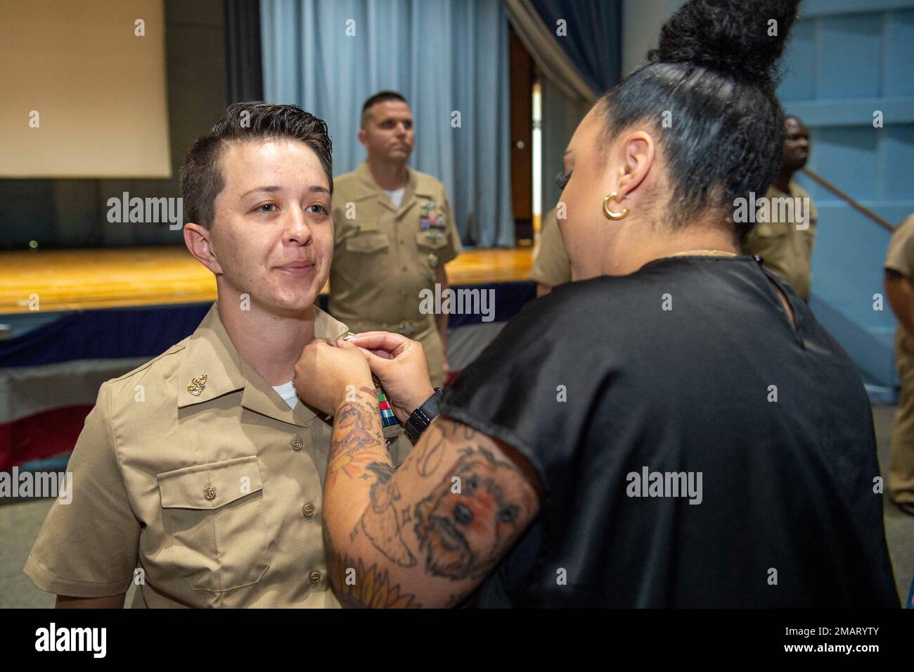 Il compagno Stephanie Johnson del Capo Senior Gunner è inchiodato dalla ...