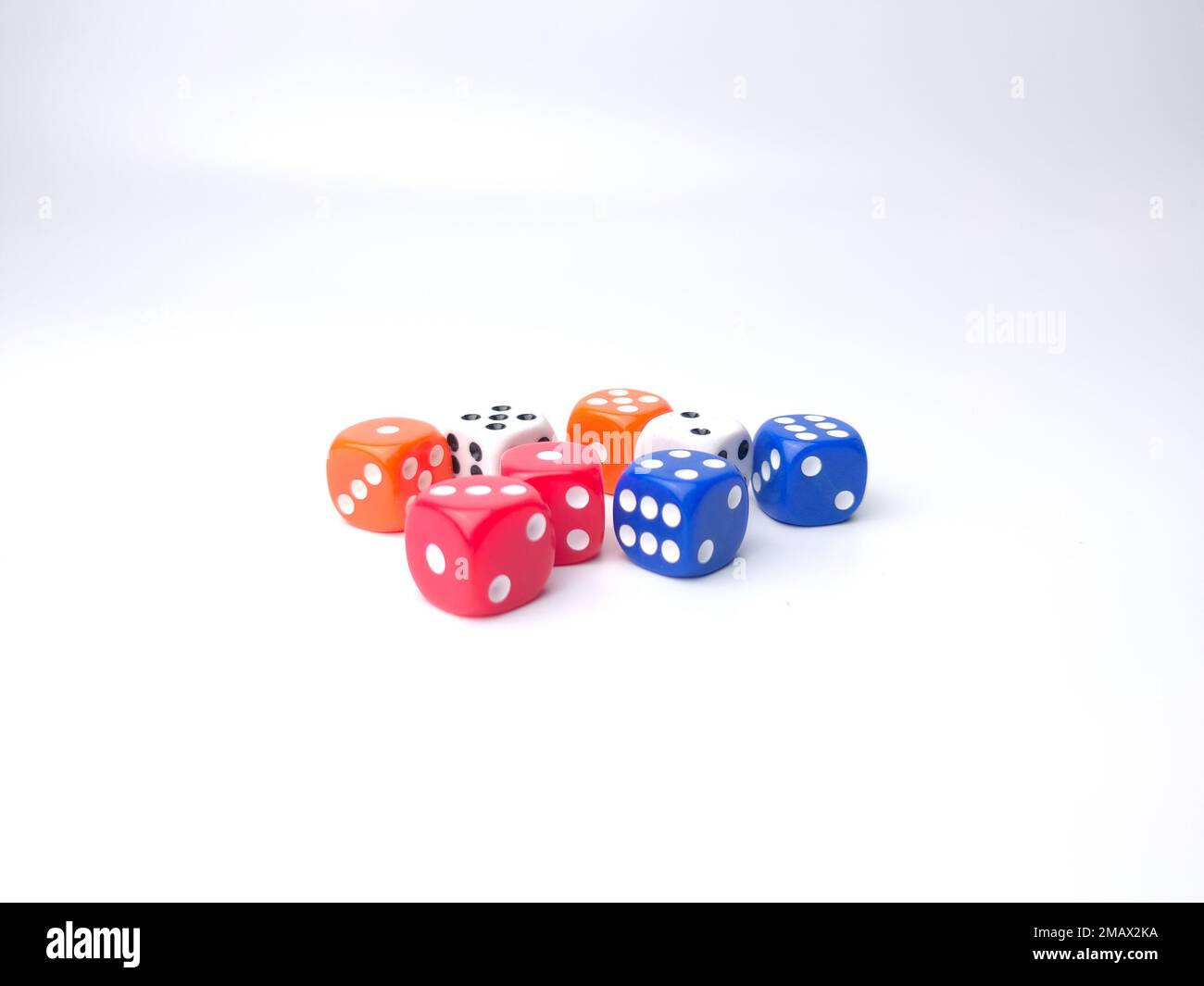 Due dadi blu rosso immagini e fotografie stock ad alta risoluzione - Alamy