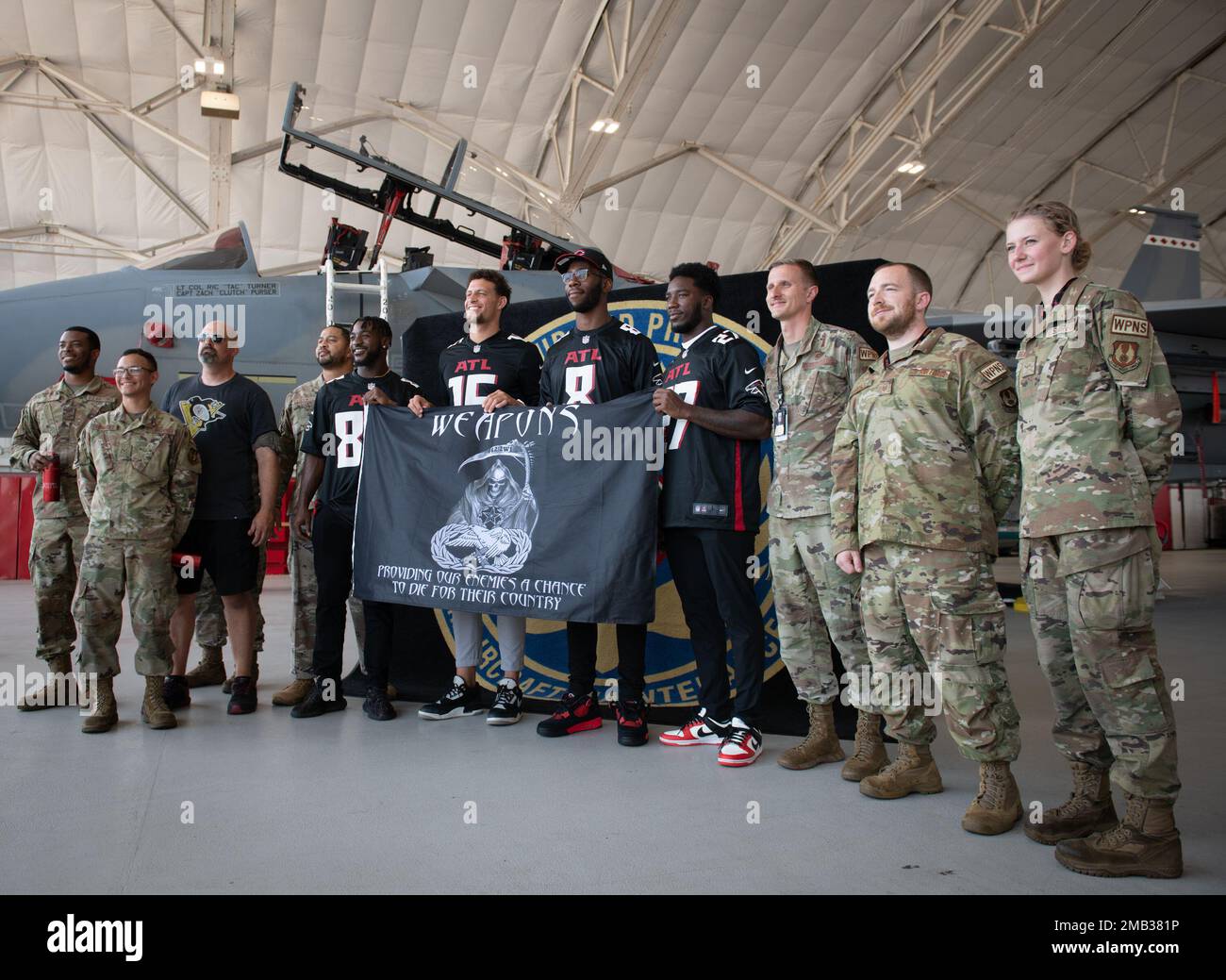 I membri della squadra di football Atlanta Falcons posano per una foto ...