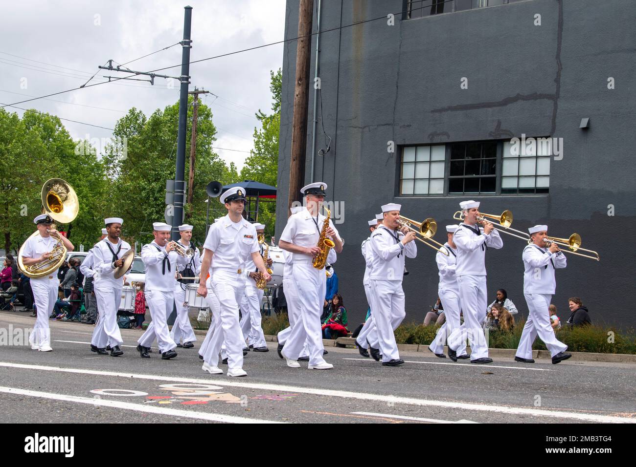 STATI UNITI I marinai assegnati alla banda Navy Band Northwest marciano ...